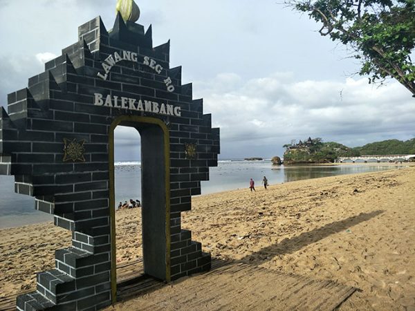 Pantai Balekambang: Harga Tiket Masuk, Lokasi & Fasilitas