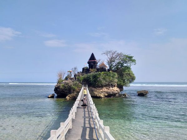 Pantai Balekambang: Harga Tiket Masuk, Lokasi & Fasilitas