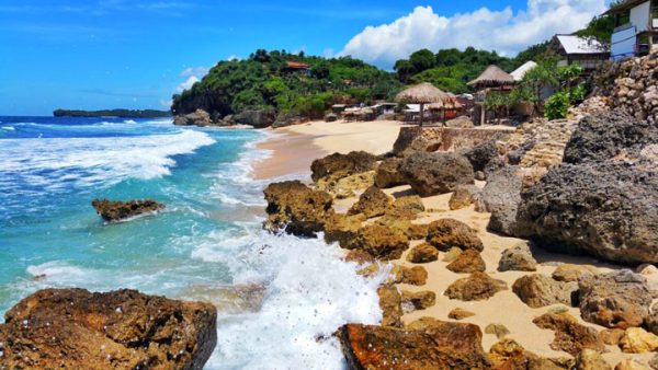 Pantai Watu Lawang: Harga Tiket Masuk, Lokasi & Jam Buka