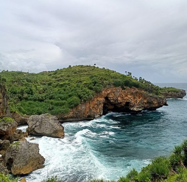 Pantai Widodaren: Tiket Masuk, Lokasi, Camping & Daya Tarik