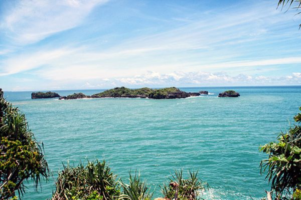 Pantai Peh Pulo Blitar: Alamat, Rute, dan Harga Tiket 2025