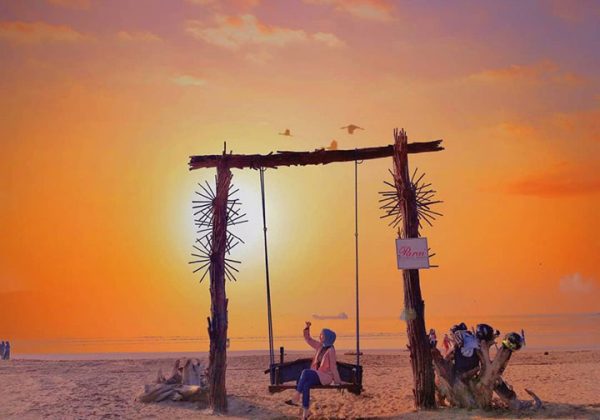 Pantai Teleng Ria Pacitan: Info Rute dan Tiket Masuk 2025