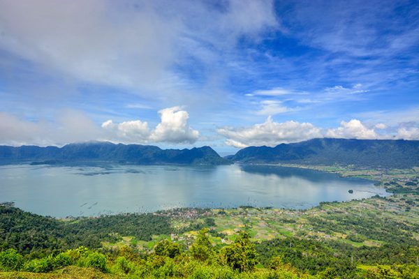 Danau Maninjau: Tiket Masuk, Lokasi, Daya Tarik & Legenda