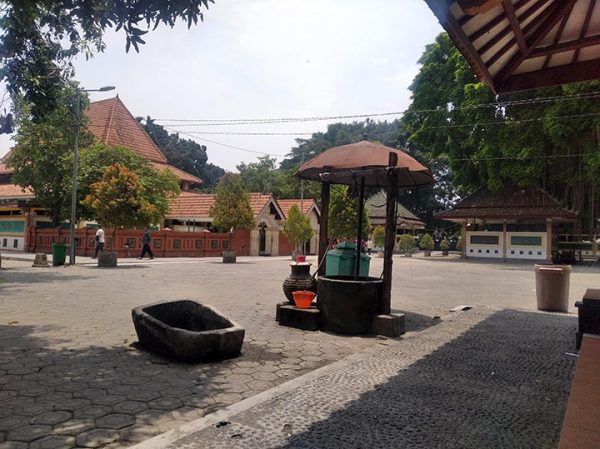 Makam Troloyo: Lokasi, Sejarah, Jam Buka & Harga Tiket 2025