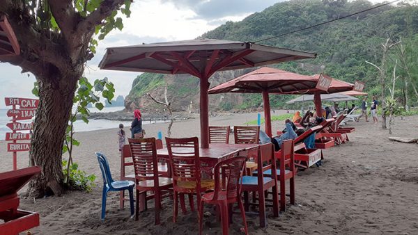 Pantai Watu Ulo: Legenda, Tiket Masuk, dan Alamat