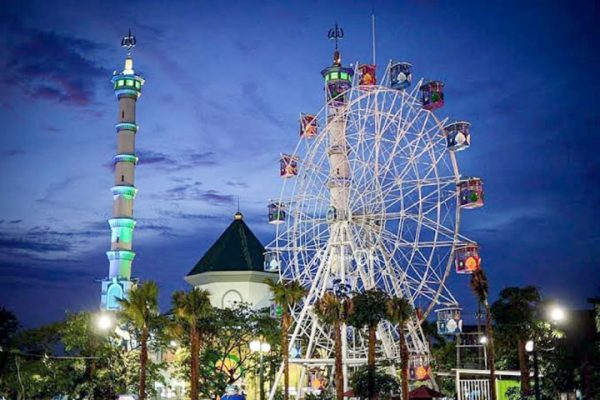 Alun-Alun Lamongan: Deskripsi Alun-Alun dan Info Wisata