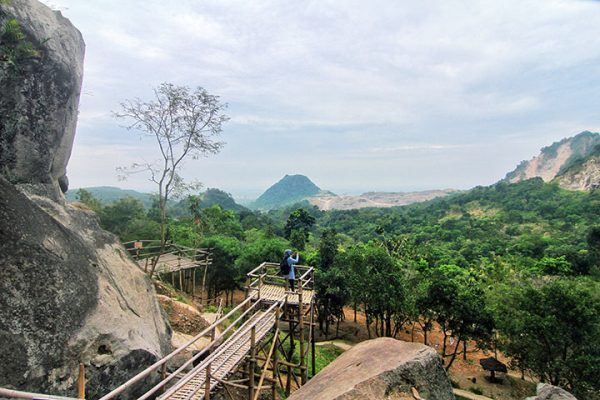 Batu Lawang Cirebon: Sejarah, Lokasi & Harga Tiket 2025