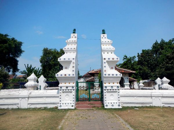 Keraton Kanoman: Lokasi, Sejarah, Jam Buka & Harga Tiket 2025
