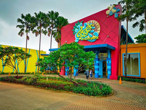 Kolam Renang Cibubur Country: Harga Tiket Masuk & Lokasi