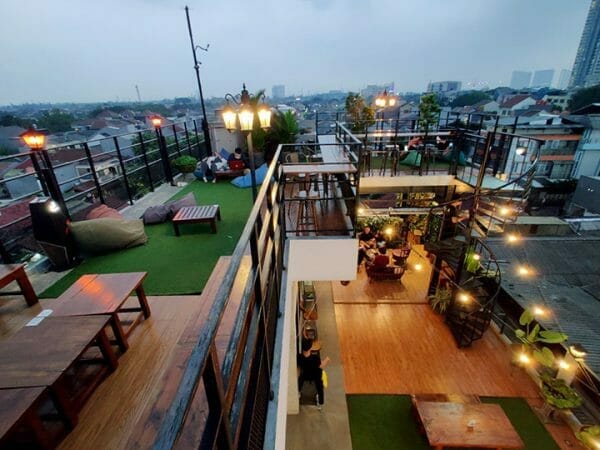 Upstairs Coffee Signature: Lokas, Jam Buka & Harga Menu 2026