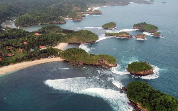 14 Pantai Di Pacitan Terbaik Yang Bagus Untuk Piknik Keluarga