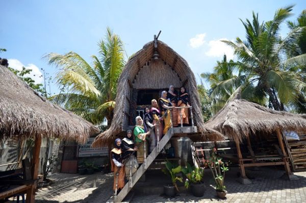 Desa Sade: Tiket Masuk, Lokasi, Tradisi & Fasilitas