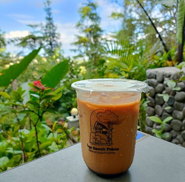 Kopi Bawah Pohon Cafe Ulasan: Lokasi, Menu, Dan Harga 2025 Kopi Bawah Pohon Cafe Ulasan: Lokasi, Menu, Dan Harga 2025