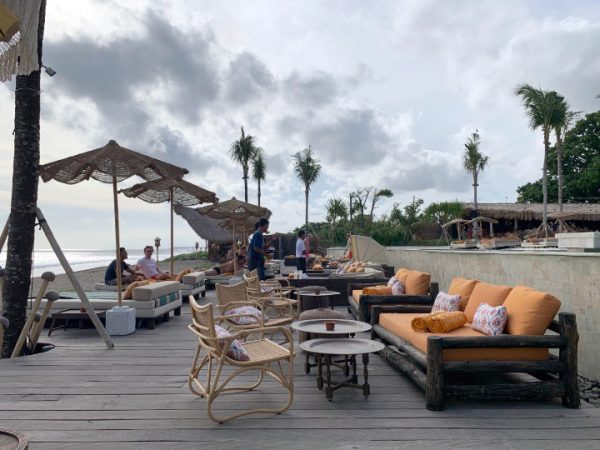 Mari Beach Club: Lokasi, Daya Tarik, Harga Tiket & Menu 2025