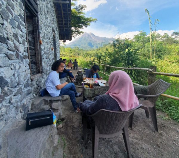 Warung Kopi Merapi: Lokasi, Jam Buka & Harga Menu 2025