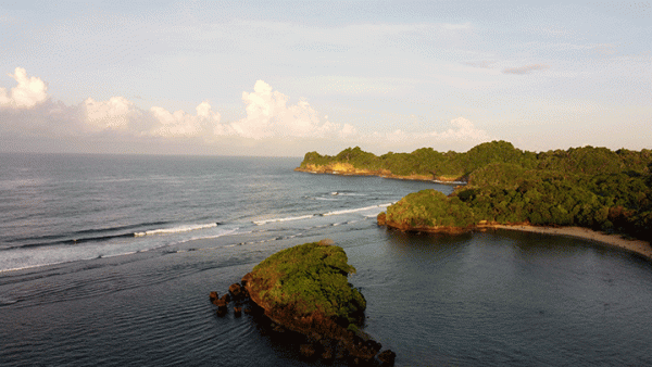 10 Pantai di Jawa Timur yang Bagus dan Terkenal