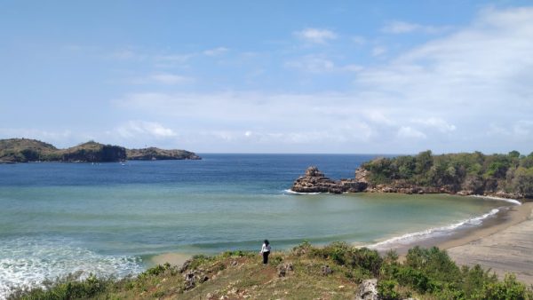 12 Pantai di Blitar yang bagus Panoramanya & Aksesnya Mudah