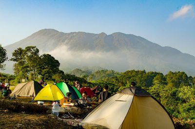 14 Tempat Camping di Bogor yang Lagi Hits dengan View Gunung