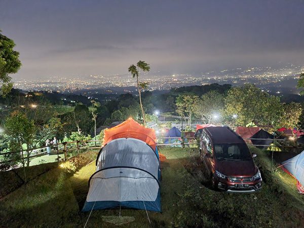 14 Tempat Camping di Bogor yang Lagi Hits dengan View Gunung