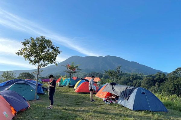 14 Tempat Camping di Bogor yang Lagi Hits dengan View Gunung