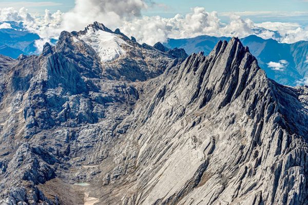 13 Gunung Tertinggi di Indonesia Beserta Lokasi & Ketinggiannya