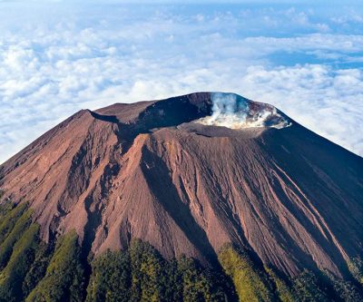 13 Gunung Tertinggi di Indonesia Beserta Lokasi & Ketinggiannya