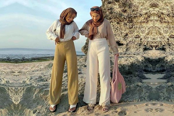 12 OOTD ke Pantai Hijab Simple Tampil Cantik dan Modis