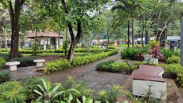 13 Taman di Bandung Gratis Terbaik untuk Piknik dan Ramah Anak