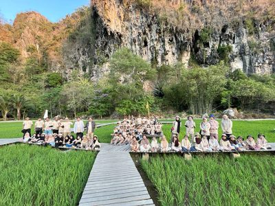Field Trip Adalah: Pengertian, Tujuan, Manfaat & Contoh Destinasi